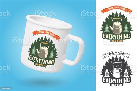 화이트 캠핑 컵 샘플 디자인이 있는 현실적인 머그 모형 템플릿입니다 차는 모든 것을 더 좋게 만듭니다 벡터 캠핑 찻주전자와 숲이 있는 빈티지 타이포그래피 디자인 캠핑 견적