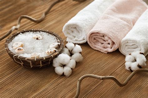 그릇에 흰 바다 소금과 나무 질감 표면에 부드러운 푹신한 수건 스파 구성 목욕을 위한 바다 소금 3가지 개체에 대한 스톡 사진 및 기타 이미지 Istock