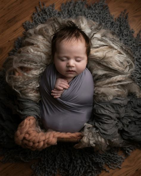 灰色の毛皮織物の上に横たわる灰色の長袖シャツの女の子の写真 Unsplashの赤ちゃんの無料画像