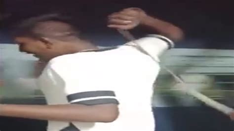 चलती ट्रेन में अचानक यात्रियों की बेल्ट से करने लगा पिटाई सोशल मीडिया पर वायरल हुआ वीडियो