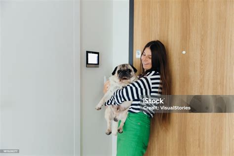 그녀의 현대 아파트에서 스마트 홈 장치를 사용하는 개와 함께 여자 개에 대한 스톡 사진 및 기타 이미지 개 여자 측면 보기 Istock