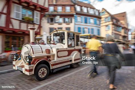 여름날 프랑스 알자스의 콜 마르 도시 거리보기에서 관광 열차 관광 열차에 대한 스톡 사진 및 기타 이미지 관광 열차 알자스 2명 Istock