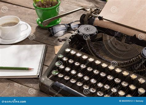 Винтажная машинка на старом деревянном столе Стоковое Фото изображение насчитывающей блокнот