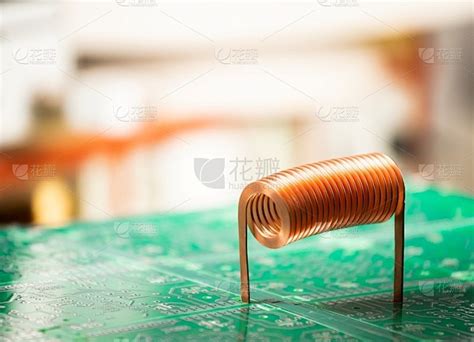 一根大的扭曲的铜线