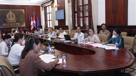 រដ្ឋមន្ដ្រីអប់រំ ណែនាំ ឲ្យបញ្ជ្រាបភាសាបារាំងទៅក្នុងកម្មវិធីសិក្សាសាលាជំនាន់ថ្មី និង