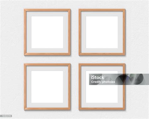 벽에 걸려 있는 테두리가 있는 4개의 정사각형 나무 프레임 모형 세트 그림이나 텍스트의 빈 베이스입니다 3d 렌더링 0명에 대한 스톡 사진 및 기타 이미지 Istock