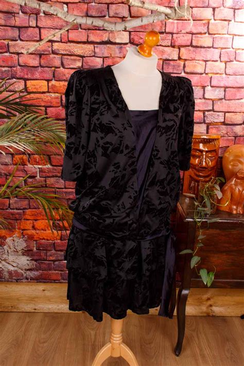 Ausgefallenes Kleid Aus Schwarzem Stoff Mit Glitzermuster Im Stil Der