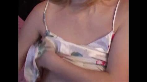 딜도와 섹스 토이로 보지를 자위하는 십대 금발 xHamster