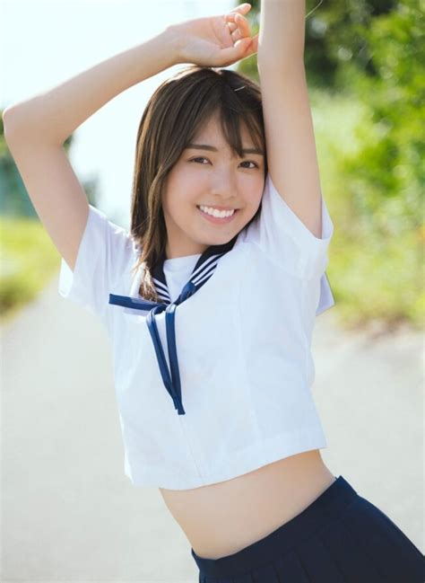 堀口真帆 青いリボンの白セーラー服画像