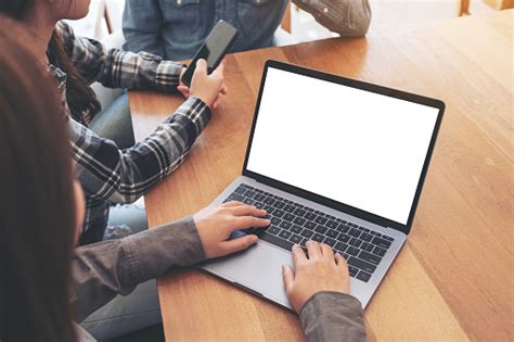 친구와 함께 모의 노트북 컴퓨터에서 사용하고 입력하는 여성 개념에 대한 스톡 사진 및 기타 이미지 개념 개념과 주제 공란 Istock