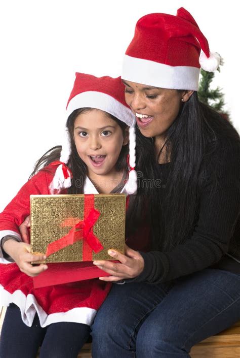 Bambina E Madre Che Baciano E Che Danno Natale Presente Immagine Stock Immagine Di Ragazza