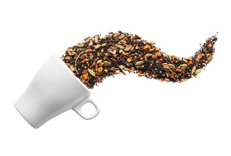 흰색 배경에 고립 된 컵에 붓는 허브 차를 건조 플랫 레이 추상적 개념입니다 0명에 대한 스톡 사진 및 기타 이미지 0명