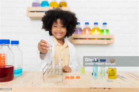 아프리카계 미국인 어린이 소녀 과학자들이 과학을 배우고 실험실에서 액체를 분석합니다 과학 및 교육 연구원 및 발견 개념 6 7 살에 대한 스톡 사진 및 기타 이미지 Istock