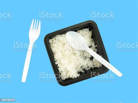 검은 플라스틱 깊은 쟁반과 포크 파란색 배경에 고립 흰색 플라스틱 숟가락으로 쌀을 찐 일회용 용기에 대 한 데 려가 음식 0명에 대한 스톡 사진 및 기타 이미지 Istock