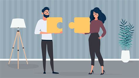 남자와 여자는 퍼즐 조각을 들고있다 여자와 남자는 퍼즐을 함께 넣어있다 사무실 팀워크의 개념 함께 살거나 이해합니다 경영자에