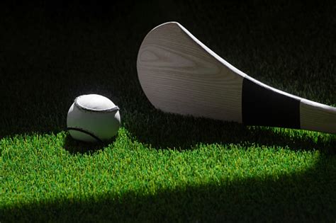 푸른 풀밭에 박쥐와 슬로이타르를 던진다 수평 스포츠 테마 포스터 인사말 카드 헤더 웹 사이트 및 앱 0명에 대한 스톡 사진 및 기타 이미지 Istock