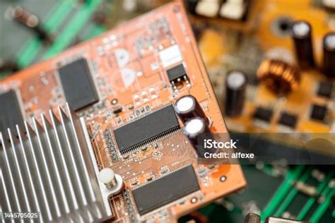 마더보드 또는 마이크로프로세서 칩의 전자 부품을 닫습니다 0명에 대한 스톡 사진 및 기타 이미지 0명 Cpu 개념 Istock