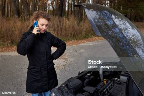 화가 난 한 여성이 깨진 차 근처에 서서 길에서 휴대 전화로 이야기합니다 가을에 대한 스톡 사진 및 기타 이미지 가을 교통사고 충돌 사고 긴급출동 서비스 Istock