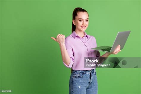 사진 포지티브 걸 스ceo 프로모터 워크 리모컨 노트북 포인트 엄지 손가락 카피스페이스 광고 소셜 네트워크 프로모션 착용