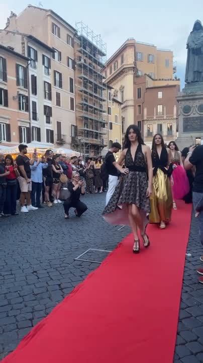 Marica Curatella On Linkedin Sfilata A Campo Dei Fiori Dello Stilista Romano Joidel Molto