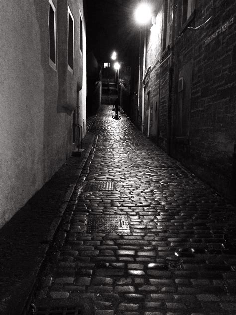 무료 이미지 검정색과 흰색 사람들 도로 화이트 거리 밤 사진술 비 젖은 골목 시티 도시의 그림자 어둠 쇼핑 검은 단색화 레인 조명 등
