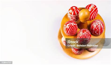 흰색 배경에 서 있는 민속 흰 패턴 부활절 빨간 달걀과 계란에 대 한 근접 촬영 스탠드 평면도 0명에 대한 스톡 사진 및 기타 이미지 Istock