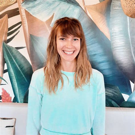 Céline Antonov Yoga Vinyasa Hatha Yoga Holi Yoga