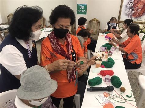 อาสาสมัครกาชาดสร้างสรรค์หัตถกรรมประดิษฐ์เพื่อผู้ป่วยและสุขภาพ สำนักงานยุวกาชาดและอาสาสมัคร