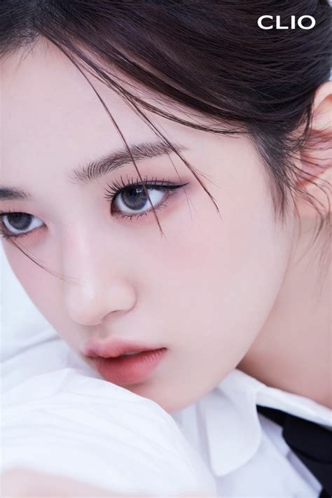 아이브 안유진 메이크업 브랜드 모델 발탁…시크한 스타일링 강렬 눈빛 디지틀조선일보 디조닷컴