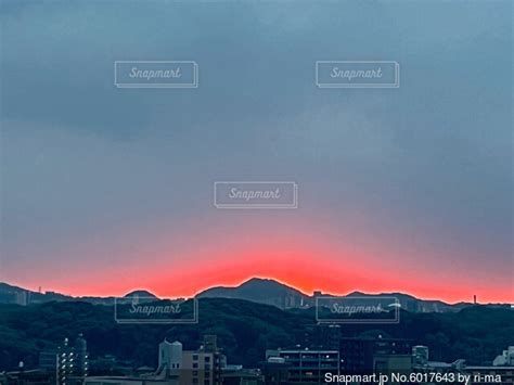 真っ赤に燃える夕焼けの写真画像素材 Snapmartスナップマート