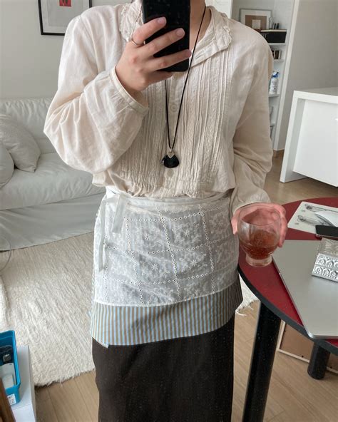 설아의 방 오랜만의 아침 기록⏳ 임시로 컴백한 책상과 오늘따라 유난히 비뚤어져보이는 램프 이맘때쯤 가장 잘 입게 되는 니트 그리고 좋아하는 소품들까지 살짝