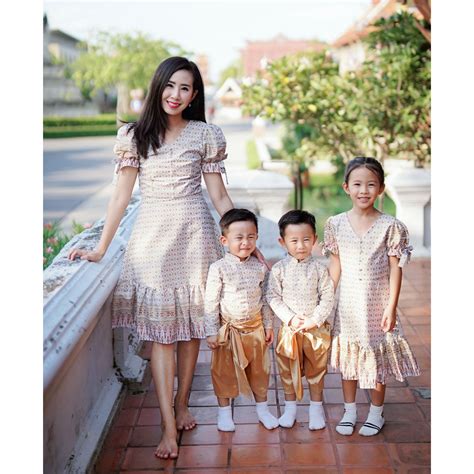 ชุดไทย Mudmee Thai ชุดครอบครัว ผ้าคอตตอนพิมพ์ลายไทยขลิบทอง ชุดสตรี ชุดไทยประยุกต์ ชุดไทย