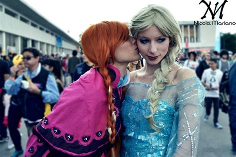 Anna Elsa Sisters Kiss By Moony Cosplay On Deviantart