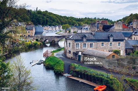 역사적인 전통 주택과 오래 된 도시의 디 난 푸른 하늘과 구름과 자갈길된 거리와 아름 다운 좁은 골목의 아름 다운 보기 브리트니 프랑스 거리에 대한 스톡 사진 및 기타