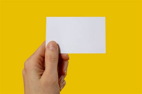 인간의 손은 텍스트를위한 빈 공간이있는 노란색 배경에 빈 종이를 들고 있습니다 개념에 대한 스톡 사진 및 기타 이미지 개념 객실 있음 공란 Istock