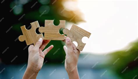 직소 퍼즐 조각 중요한 구성 요소 좋은 작업 에너지 연결 통신 및 완벽 팀워크 개념 프리미엄 사진