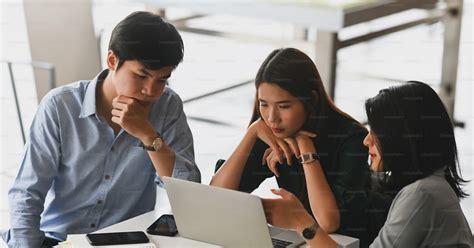 개발 팀은 회의실을 배경으로 현대적인 회의 테이블에 앉거나 서서 새로운 비즈니스 프로젝트에 대해 토론브레인스토밍이야기회의를 합니다 사진 Unsplash의 사람들의