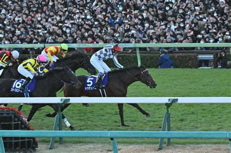 昨年のダービー馬ドウデュースが復活の勝利 先週復帰の武豊が好騎乗【有馬記念】：中日スポーツ・東京中日スポーツ