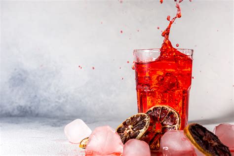 텍스트 장소와 배경에 얼음 조각과 차가운 상쾌한 여름 빨간 오렌지 칵테일을 튀기 0명에 대한 스톡 사진 및 기타 이미지 0명 가득 찬 건강한 식생활 Istock