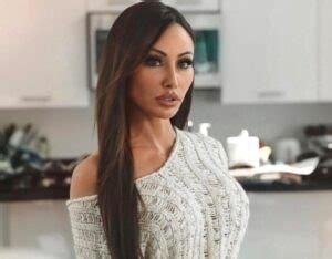 Holly Sonders Biography Age Wiki Height Weight Boyfriend Family More