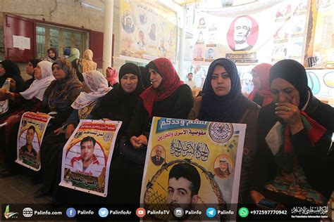 الاعتصام الأسبوعي لأهالي الأسرى داخل مقر الصليب الأحمر بغزة