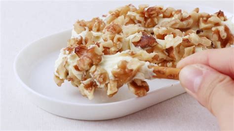 캘리포니아 호두와 크림치즈로 나만의 빼빼로를 만들어보세요 시중에 판매하고 있는 빼빼로에 크림치즈를 바르고 캘리포니아 호두를