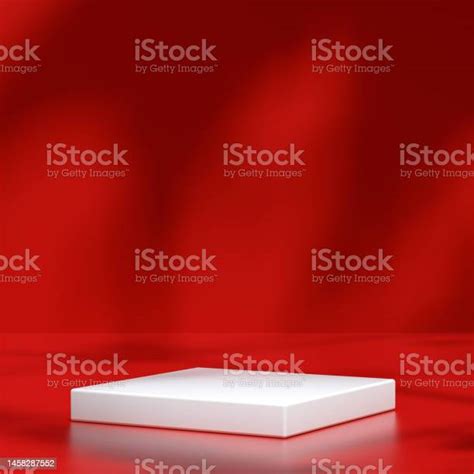 그림자가 있는 빨간 방의 흰색 연단 화장품 또는 기타 제품을 나타냅니다 3d 렌더링 빨강에 대한 스톡 사진 및 기타 이미지 빨강 상 0명 Istock