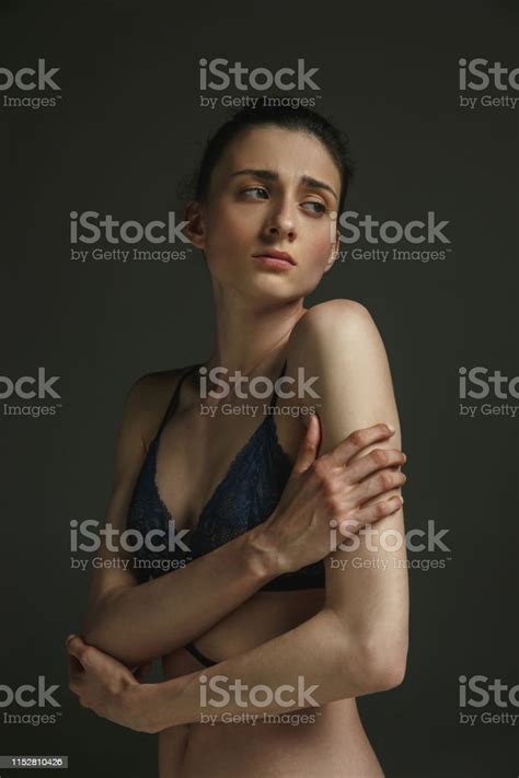 어두운 스튜디오 배경에 젊은 슬픈 여자의 절반 길이의 초상화 건강관리와 의술에 대한 스톡 사진 및 기타 이미지 건강관리와