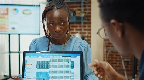 Premium Photo Startup Worker Showing Executive Report