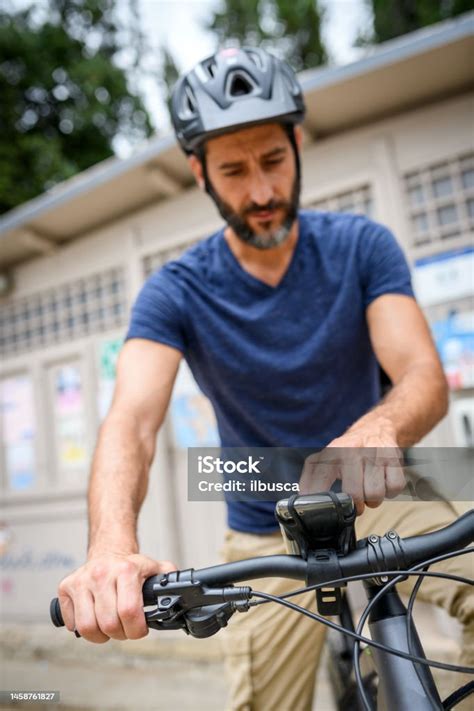 이탈리아 토스카나에서 전자 자전거를 사용하는 커플 스마트폰 지도 전기자전거에 대한 스톡 사진 및 기타 이미지 전기자전거 두발자전거 스마트폰 Istock