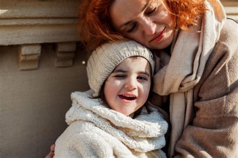 Schöne junge Mutter und süße kleine Tochter von 4 Jahren gehen im Zentrum der Altstadt Europas