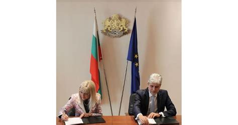 Нено Димов и Петя Аврамова подписаха договор по ОПОС за рисковите свлачища Български Фермер