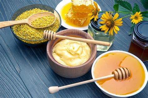 나무 배경에 숟가락으로 다양한 품종 꽃가루와 벌집 신선한 꽃 꿀 유기농 비타민 건강 식품 0명에 대한 스톡 사진 및 기타 이미지