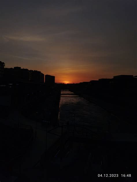무료 이미지 시티 강 태양 구름 분위기 잔광 황혼 일몰 물 해돋이 아침에 붉은 하늘 수평선 경치 천체 새벽 어둠 연안 저녁 대양 반사